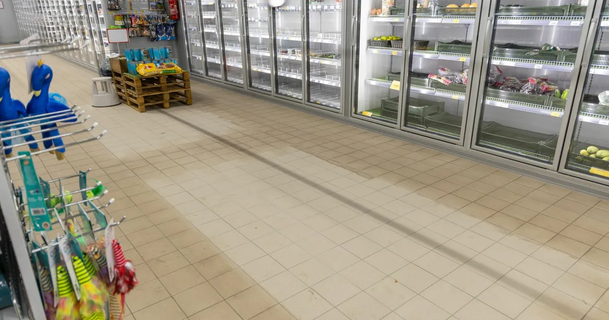 GALERII Vastavatud Grossi pood läheb kinni, letid müüdi soodsamalt lagedaks