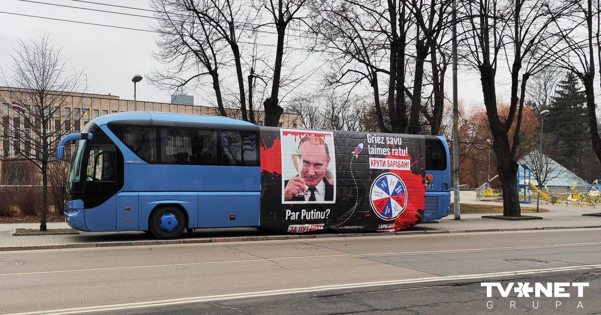 FOTO "Griez savu laimes ratu." Rīgā pie Krievijas vēstniecības ...