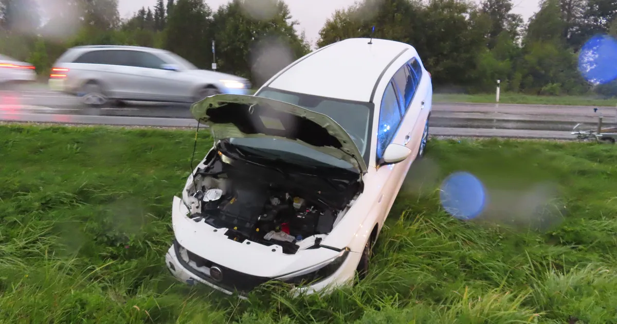 PILDID Roolijoodik rammis kaasliikleja auto Tallinna-Tartu maanteelt kraavi