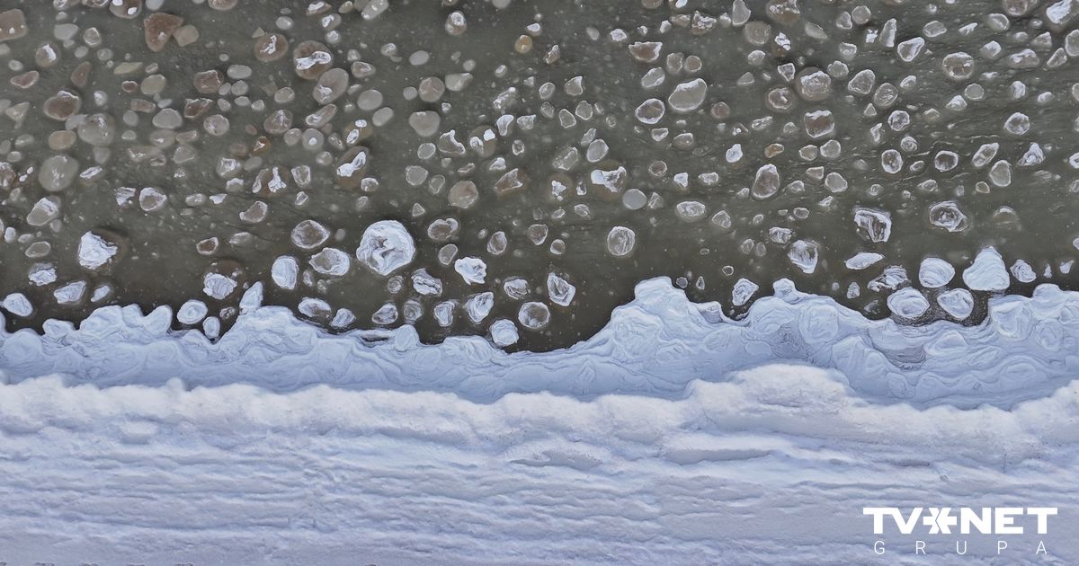 VIDEO UN FOTO Ieskaties, kā bargajā aukstumā izskatās jūras krasts Dubultos