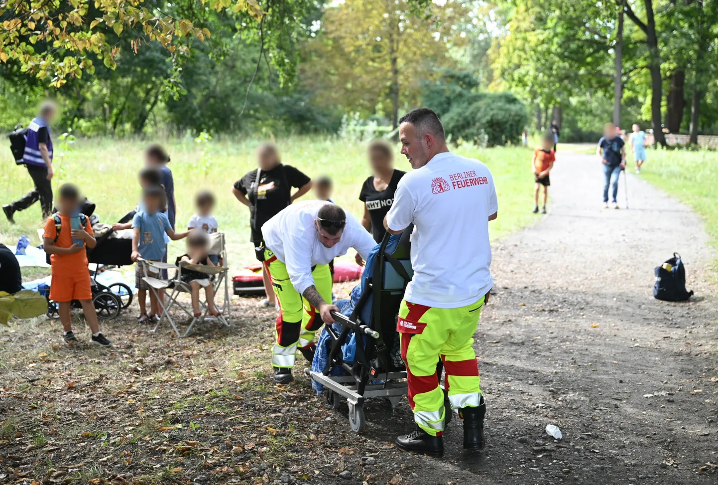 Berliinis sõitis auto lasterühma, mitmed said viga