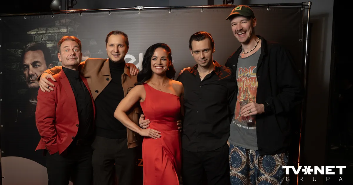 FOTO Krāšņu pirmizrādi piedzīvojusi pašmāju populārā seriāla "Nelūgtie ...