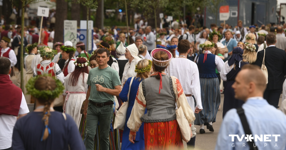 FOTO Rosība Mežaparkā pirms koru lielkoncerta "Tīrums. Dziesmas ceļš"