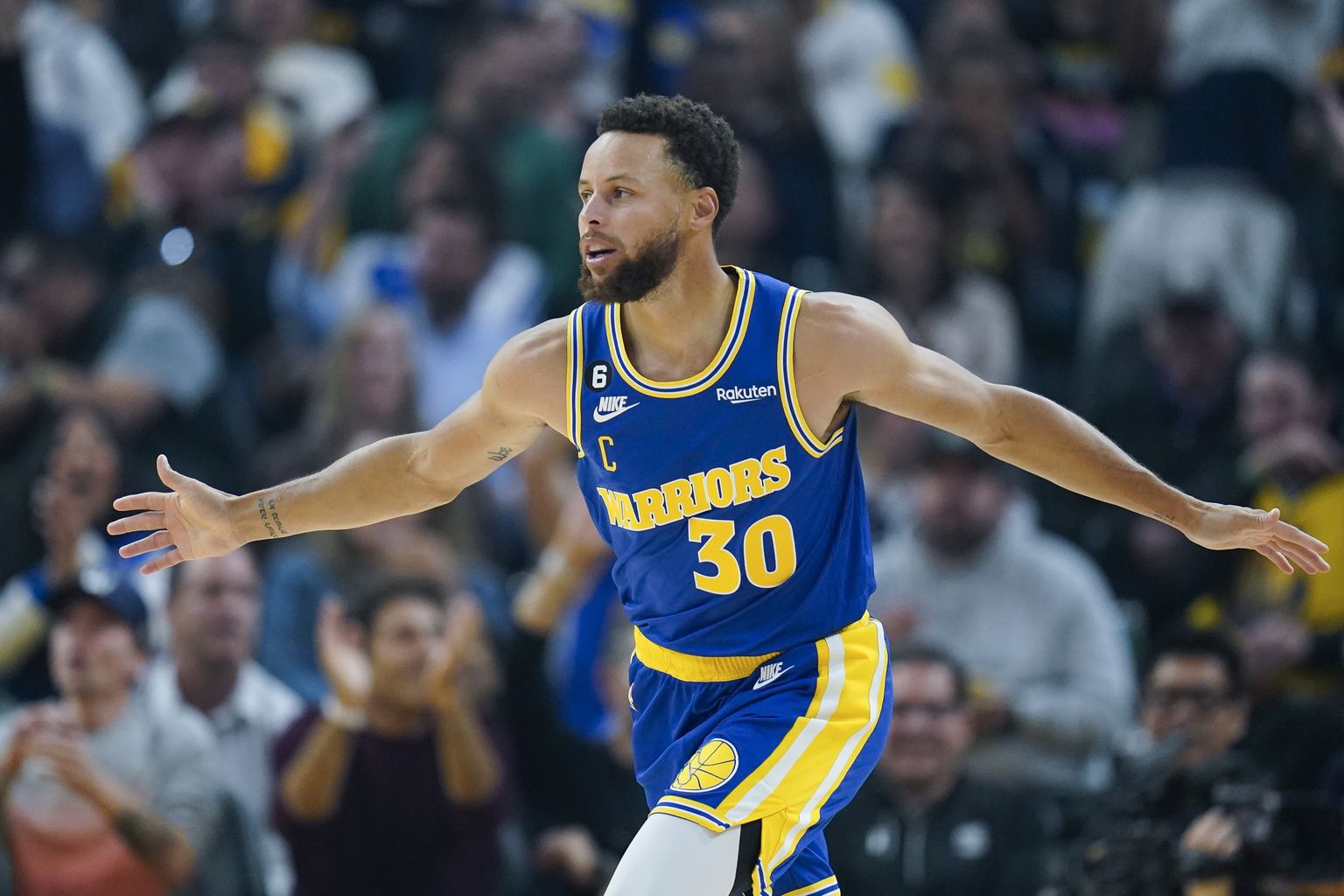 VIDEO Pat Karija "eksplozija" nespēj "Warriors" atnest sezonas pirmo ...