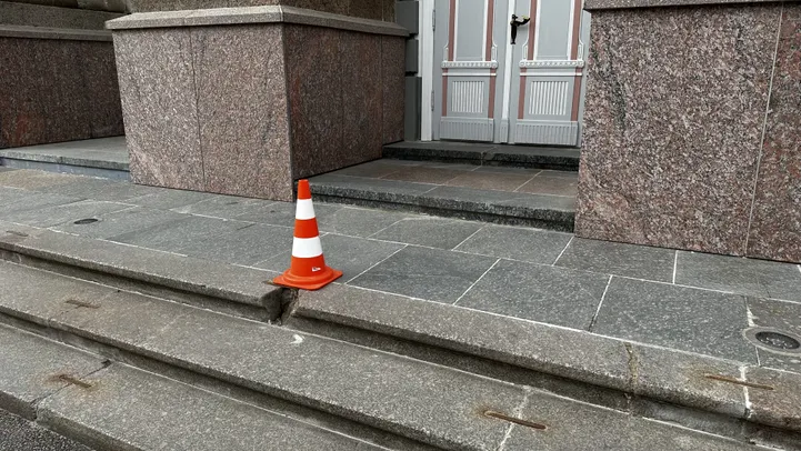 Miks on ülikooli peahoone trepp jälle katki?