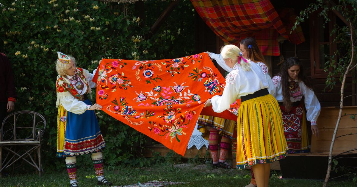 KOGUKONNA TEGU Muhulaste kogukonda puudutav ja kodulugu ning vanu traditsioone väärtustav tegu