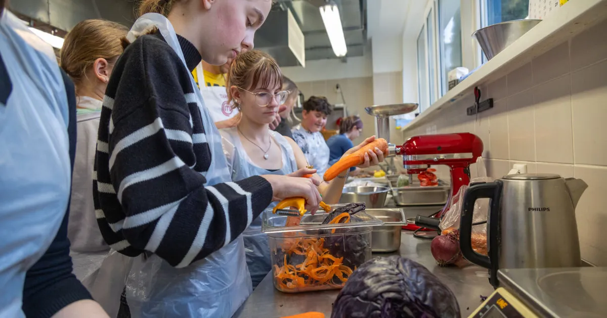 Tippkokad panid õpilased rõõmuga kalatoitu sööma