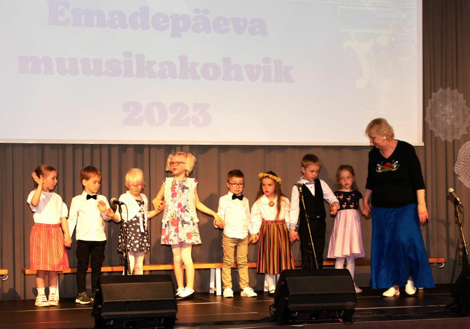 PILDID Emadepäeva muusikakohviku külastajad panid aja pausile