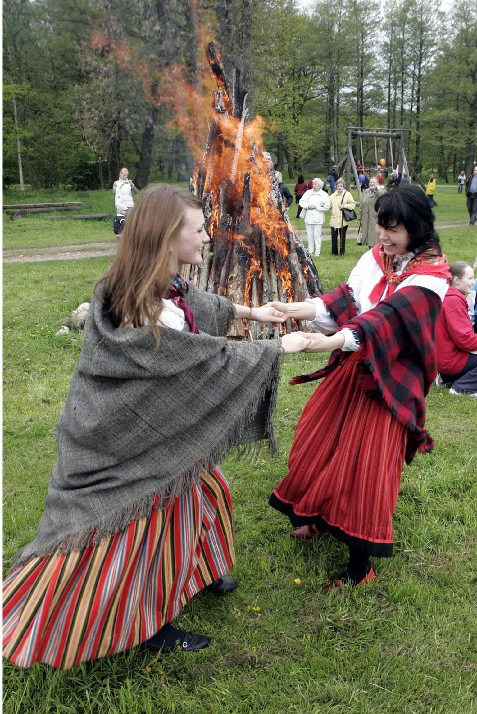 Sõnajalaõie otsimine, kastega silmade pesemine ja veel seitse maagilist ...