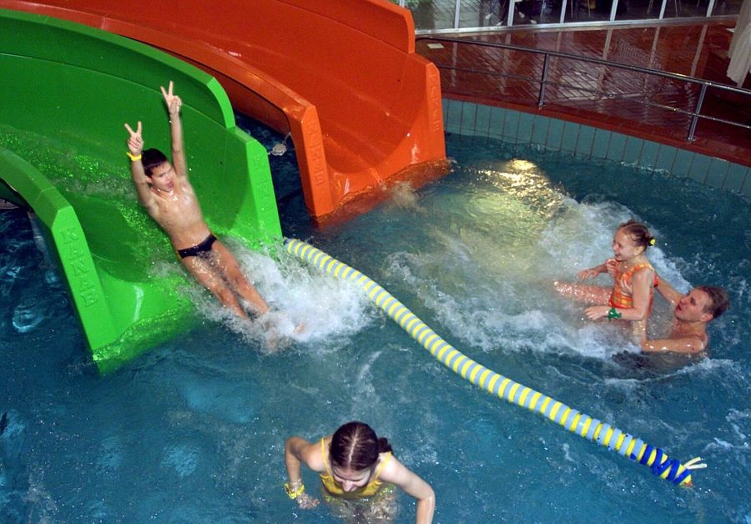 Paljulapselised pered pääsevad tasuta veekeskusesse