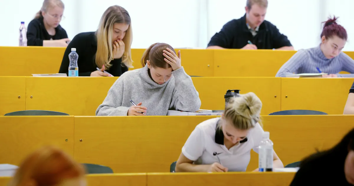 ELEKTROONILISELE ÜLE Abituriendid kirjutavad veel viimaseid kordi ...