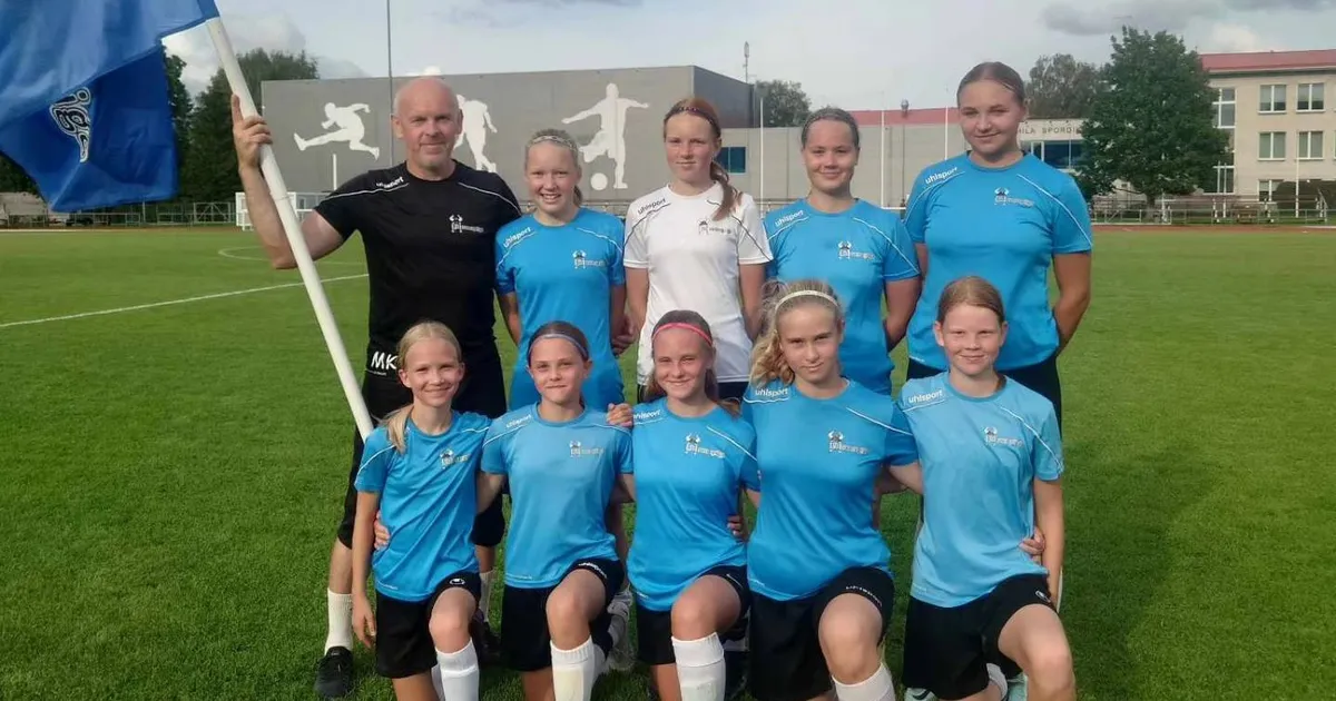 VÄGEV Saarepiiga jalkatüdrukud tõusid liiga liidriteks