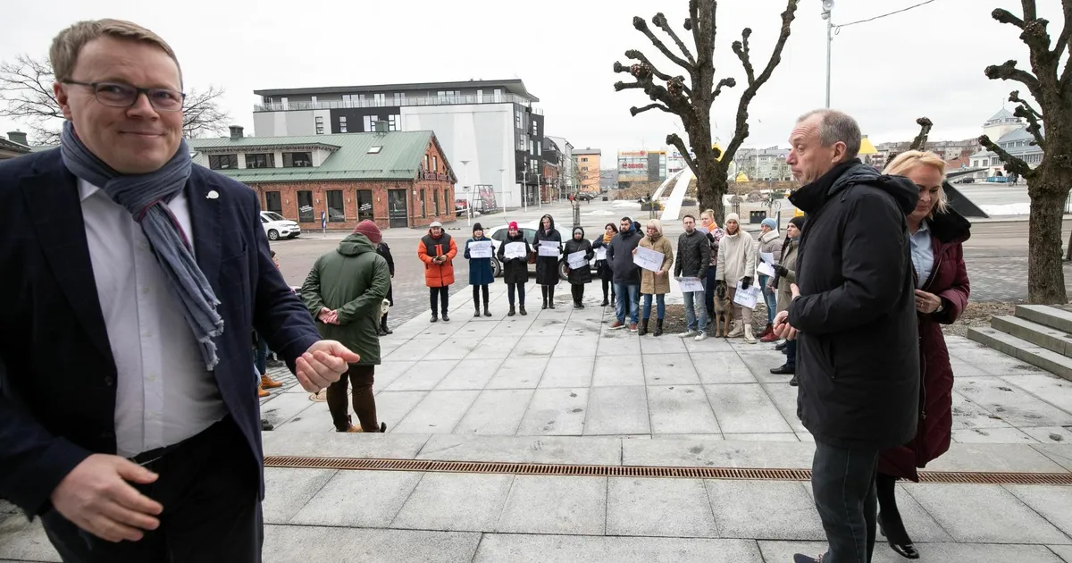 GALERII Rakvere linnavalitsuse ees piketeerisid rahulolematud lapsevanemad