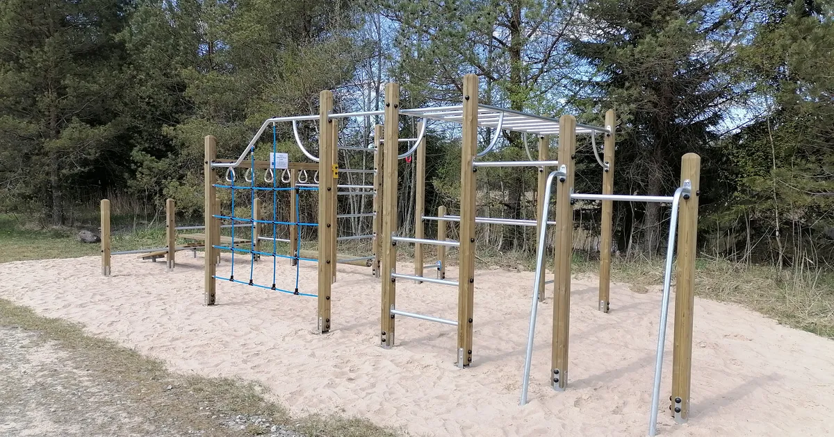 FOTO Tehisjärve randa paigaldati uus treeningkompleks
