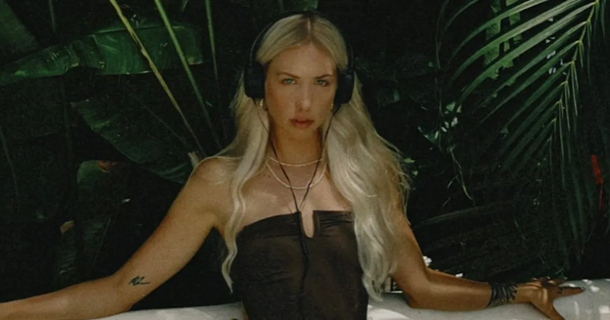 KLÕPS Naistekobar! Instakaunitar Katri Kats peesitas sõbrannadega rannas