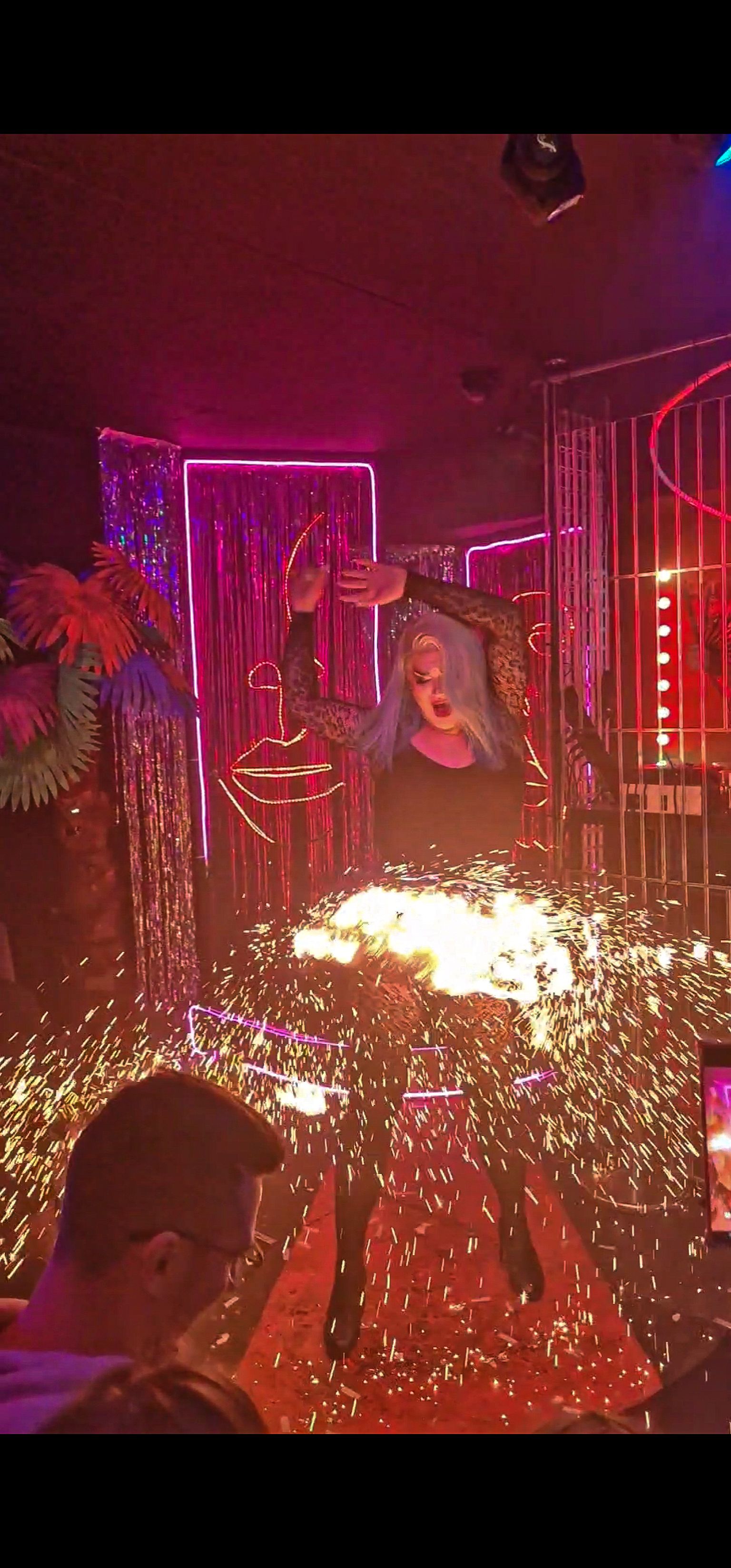 VIDEO Draq queen Amuna Davis uz skatuves atgriežas ar iespaidīgu šovu ...