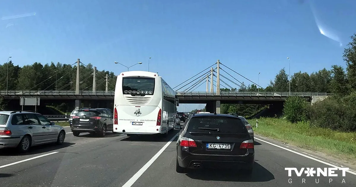 Uz Jūrmalas šosejas izveidojies sastrēgums