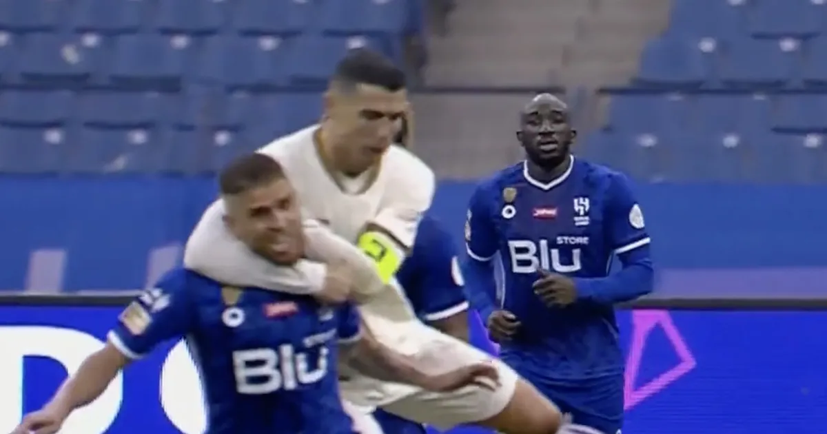 VIDEO Mis toimub!? Ronaldo kargas väljakul vastasele turja ja hakkas ...