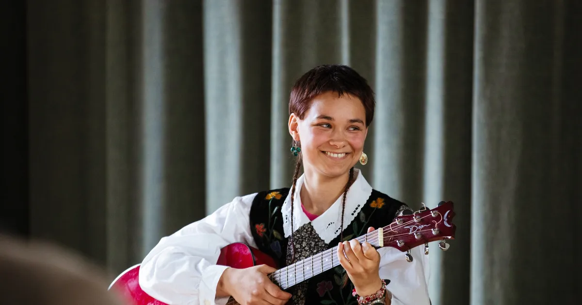 GALERII Siuru stipendiumi pälvis luuletaja Riste Sofie Käär