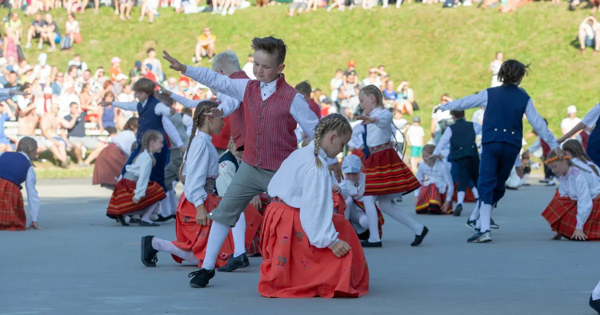 Viljandi lauluväljakul tantsitakse ja lauldakse kaks päeva jutti