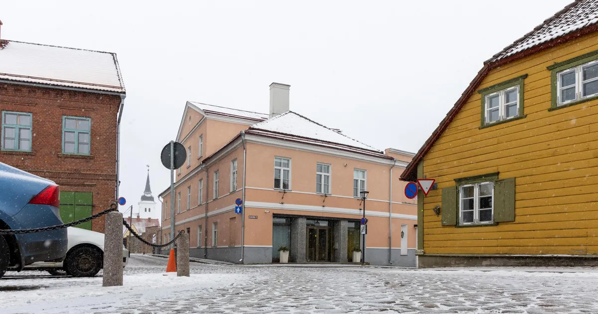 Endine Viljandi vallamaja on ostja ootel muutunud tasapisi ärihooneks