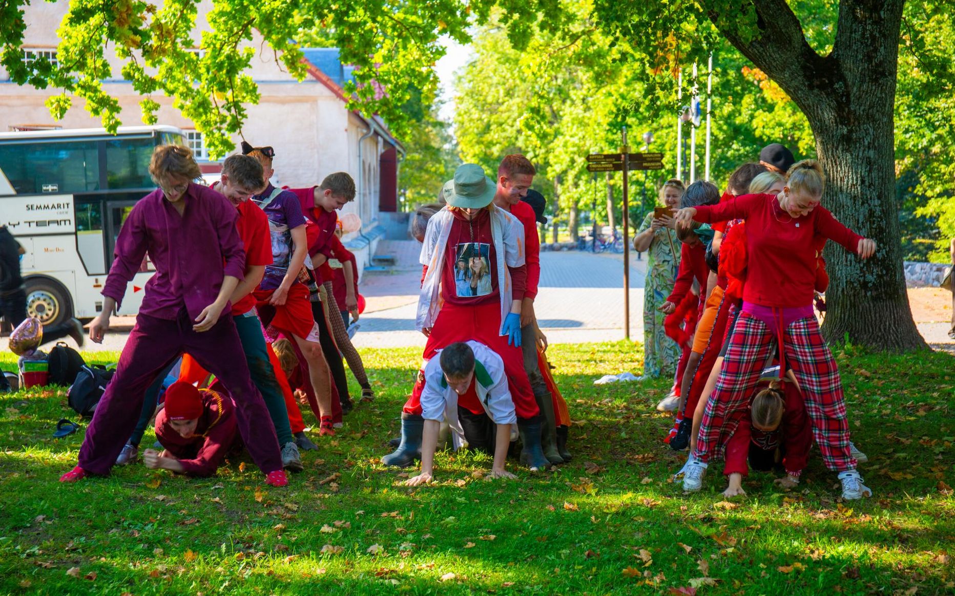 GALERII Värsked gümnasistid said keisrite käe läbi rebasteks