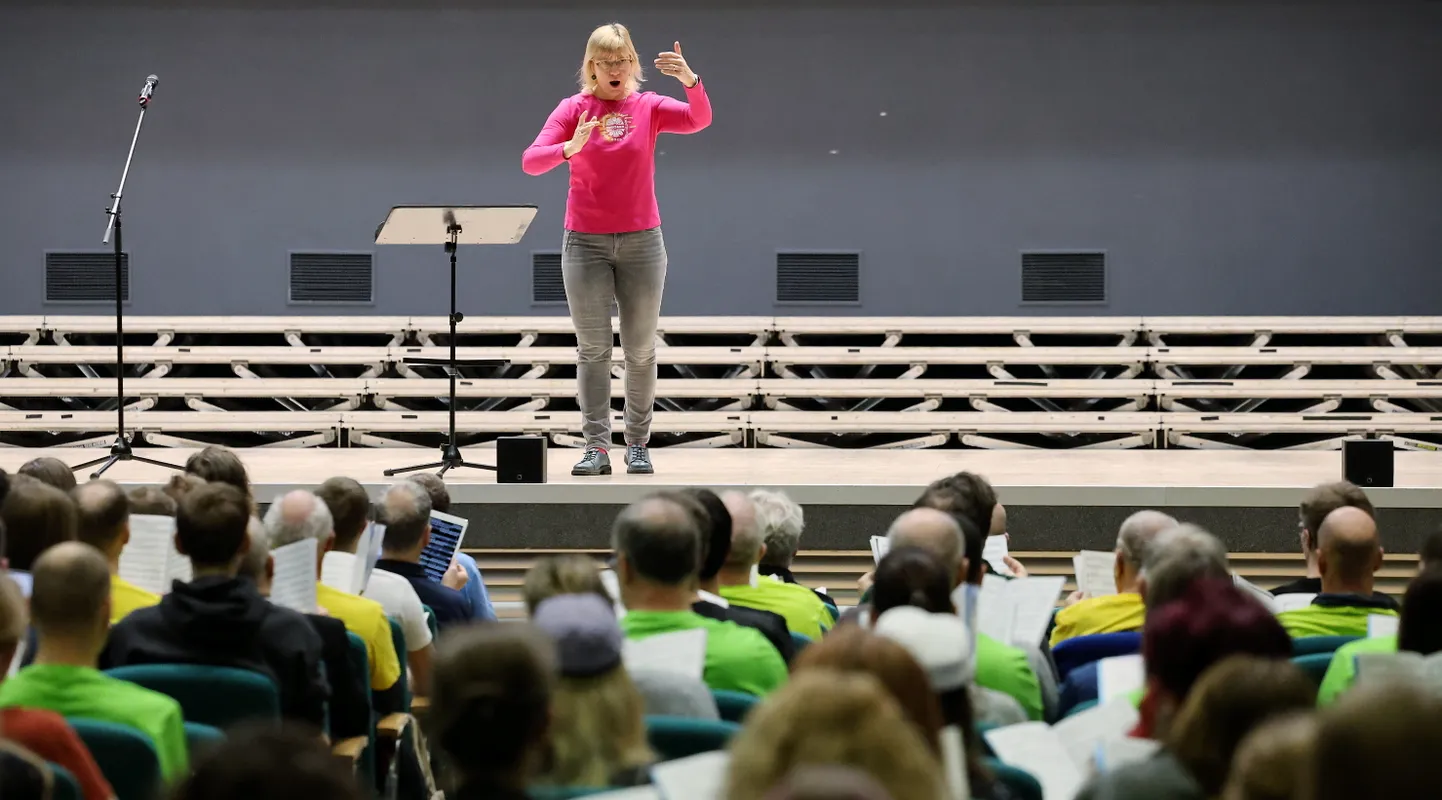 Koorid lasid häälepaelad valla ja rahvamuusikud seadsid pillid ritta ...