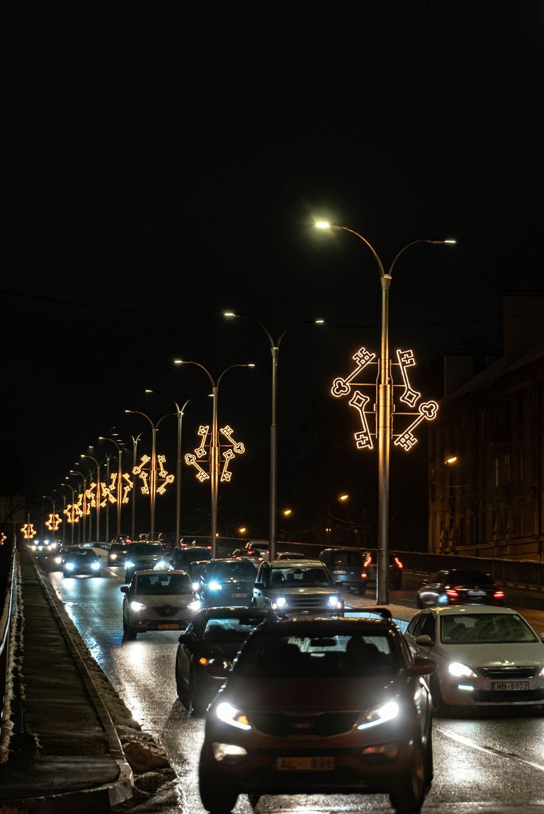 FOTO Lai top gaisma! Rīgas parki un tilti ir saposti svētkiem