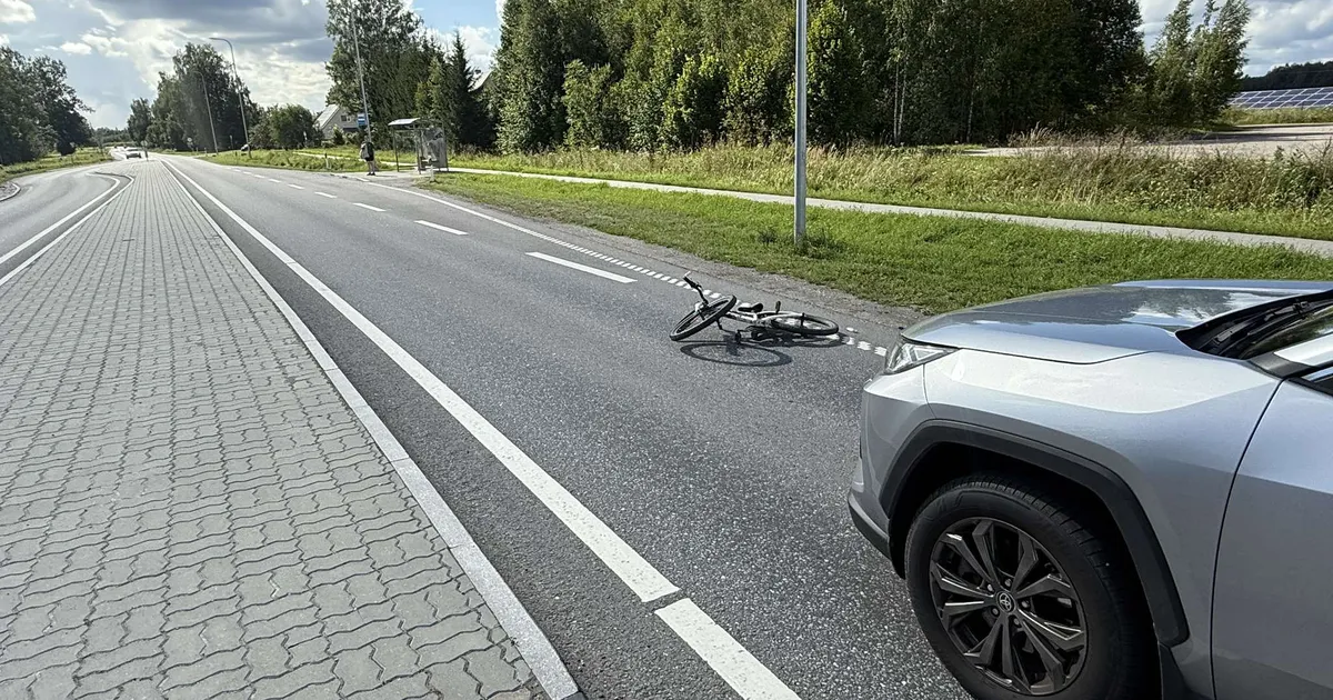 PILDID Nooruke jalgrattur jäi Türi-Allikul auto alla