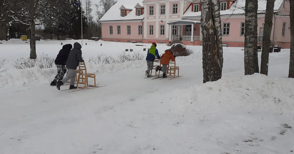 Lahmuse koolis leiti talverõõmu valem: vanad suusad + vana tool = tõukekelk
