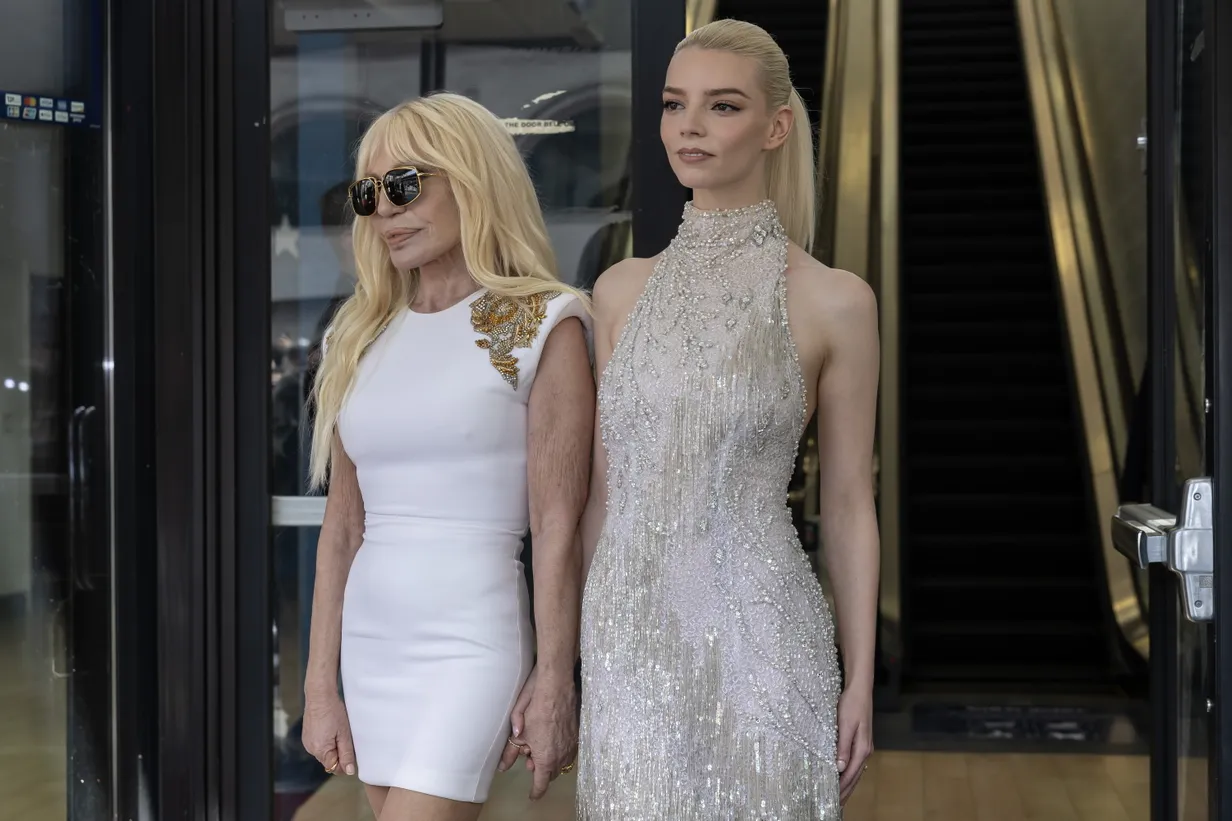 Kurai izdevās labāk? Mailija, Anja un Donatella sacenšas elegancē