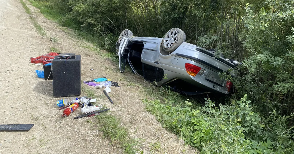 Paides Ülejõe staadioni lähedal paiskus sõiduauto kraavi