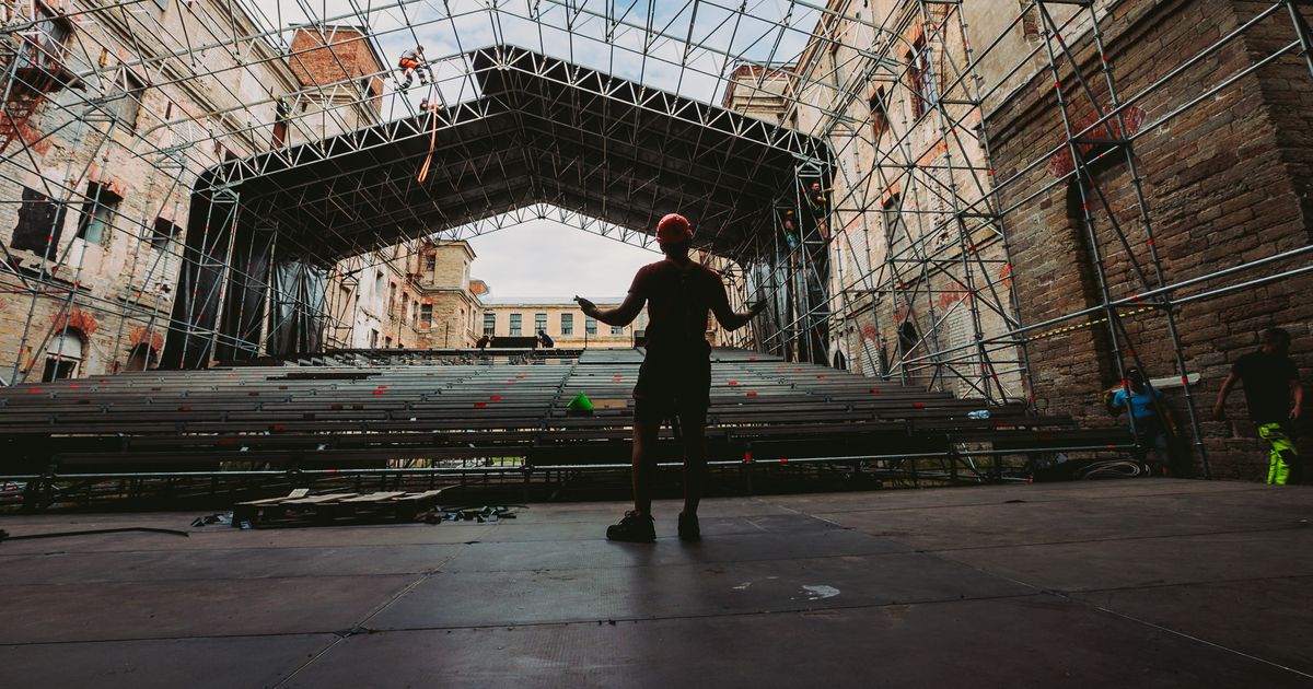 Kreenholmi manufaktuuri hoovi täidab hiiglaslik ooperitelk