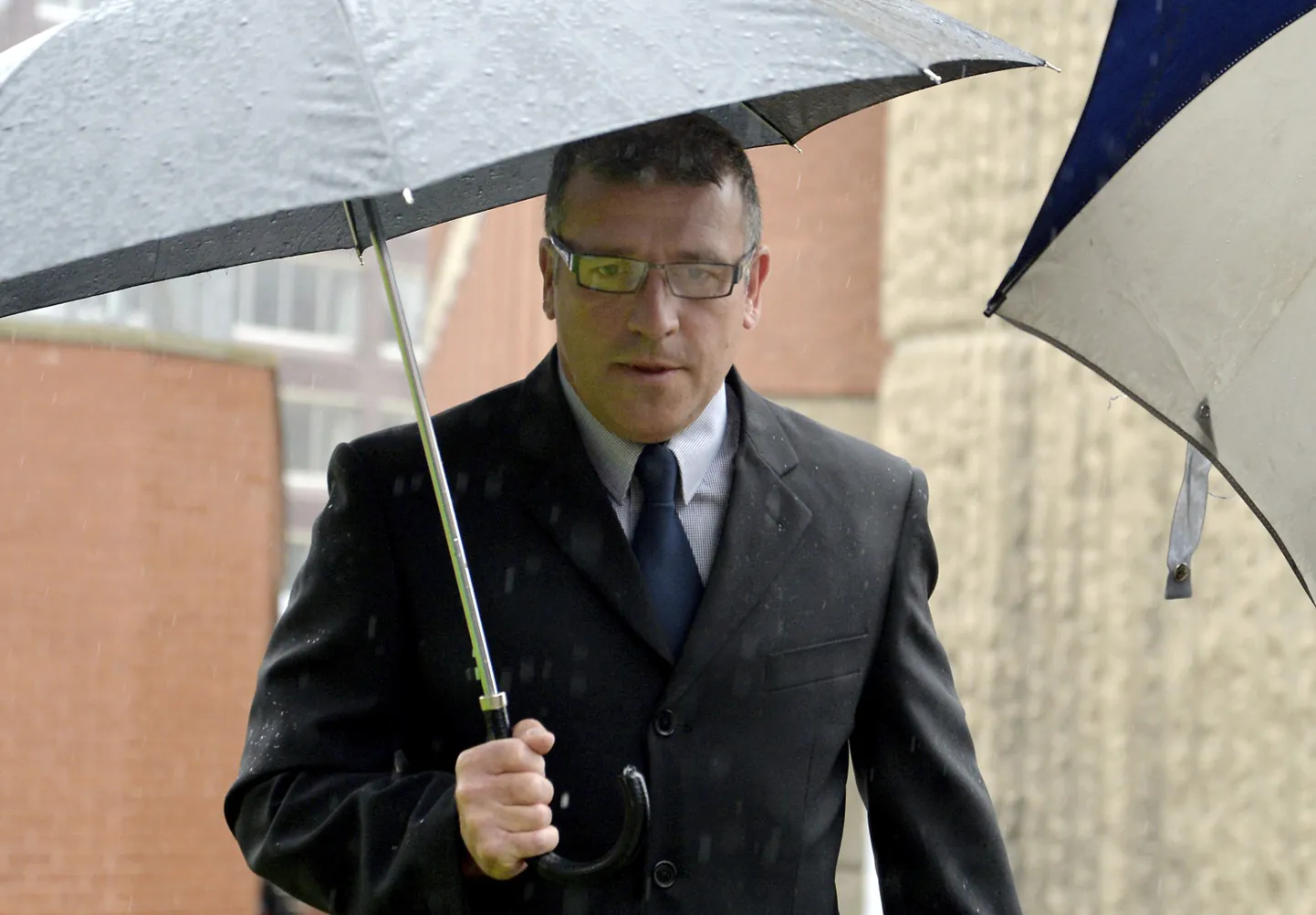 Helikopterist seksivaid paare jäädvustanud politseinik pandi vangi