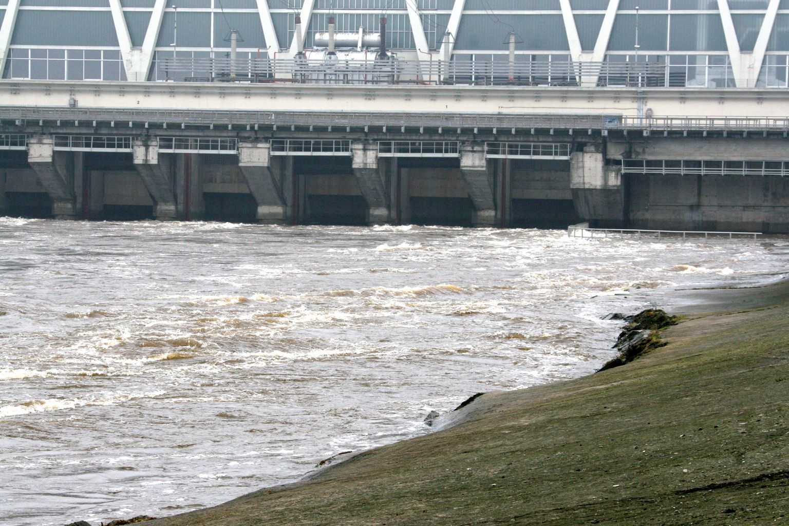 Salaspilī divi cilvēki nonāk briesmās, ieslīdot no HES aizsargdambja ūdenī
