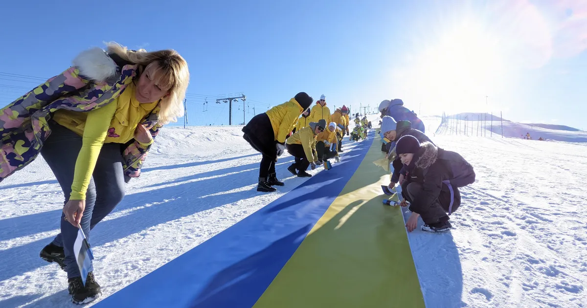 VIDEO JA PILDIGALERII Kiviõli mäele laotati hiiglaslik Ukraina lipp