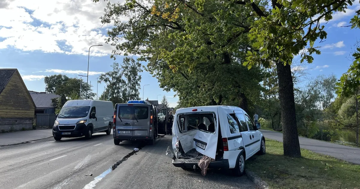 PILDID Kaubik sõitis Haapsalu maanteel otsa tee ääres parkinud autodele