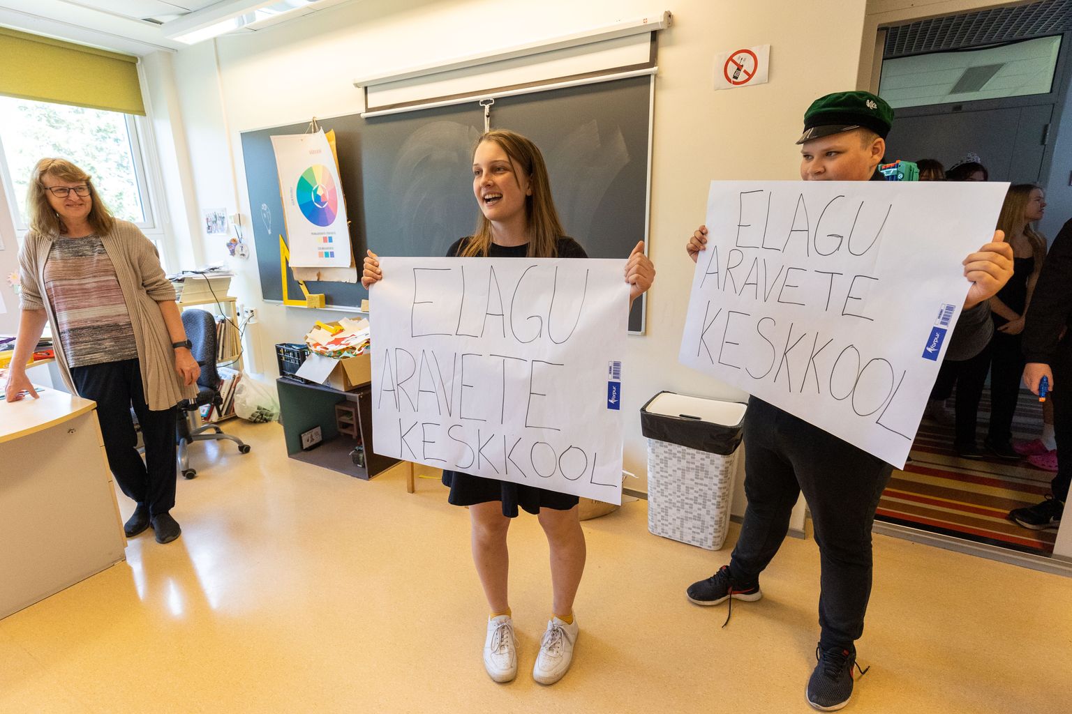 Keskkooli viimased lõpetajad korraldasid kooli mälestuseks leinaseisaku