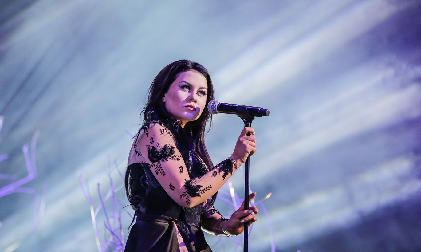 Elina Born esineb Aqva spaas - Paberleht - Tasuline - Virumaa Teataja