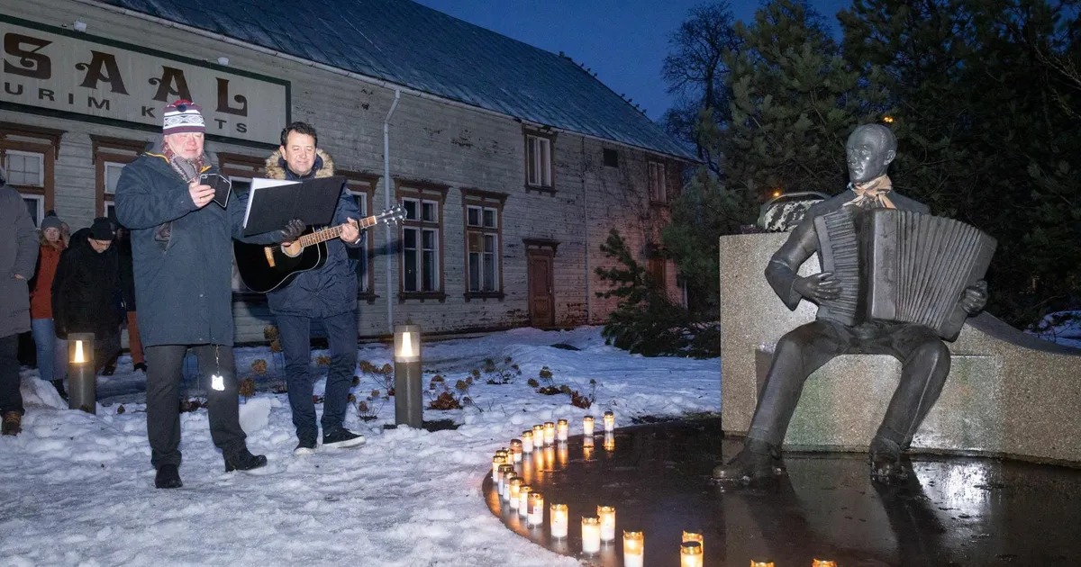 GALERII Raimond Valgre kuju juures süüdati küünlad ja võeti pits viina