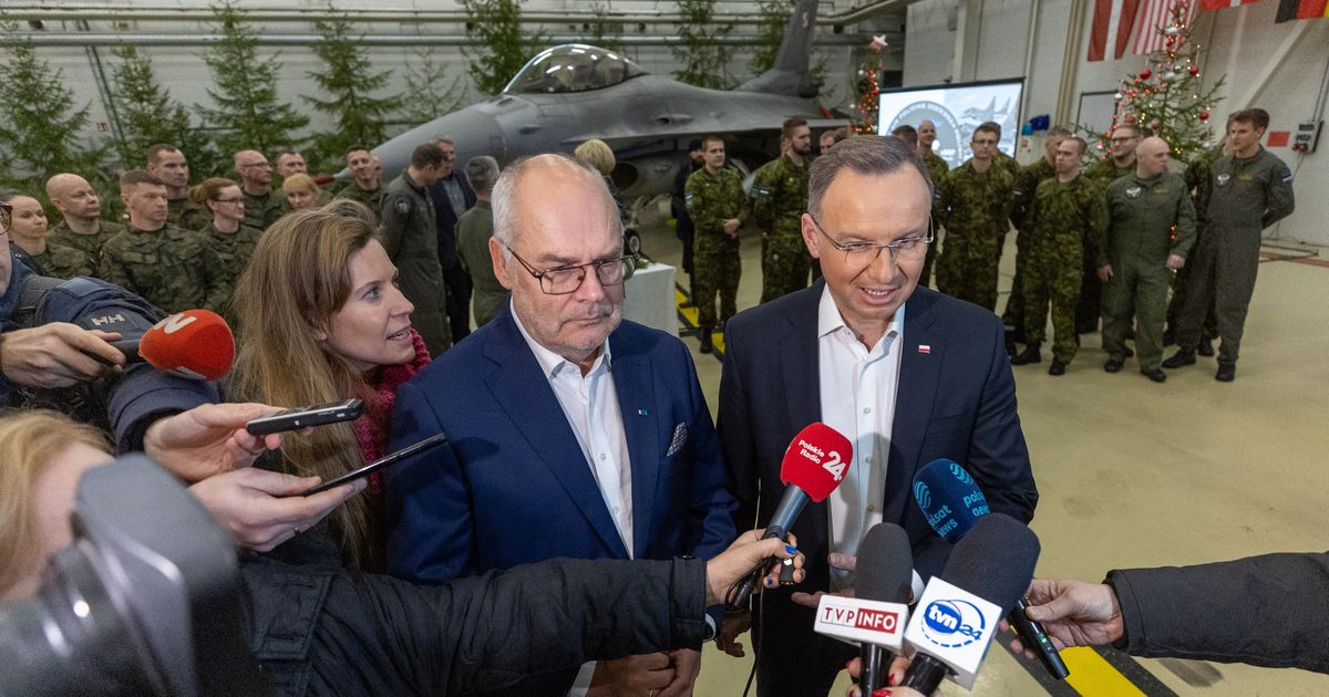 Presidents of Estonia, Poland greet air force personnel at Amari air base