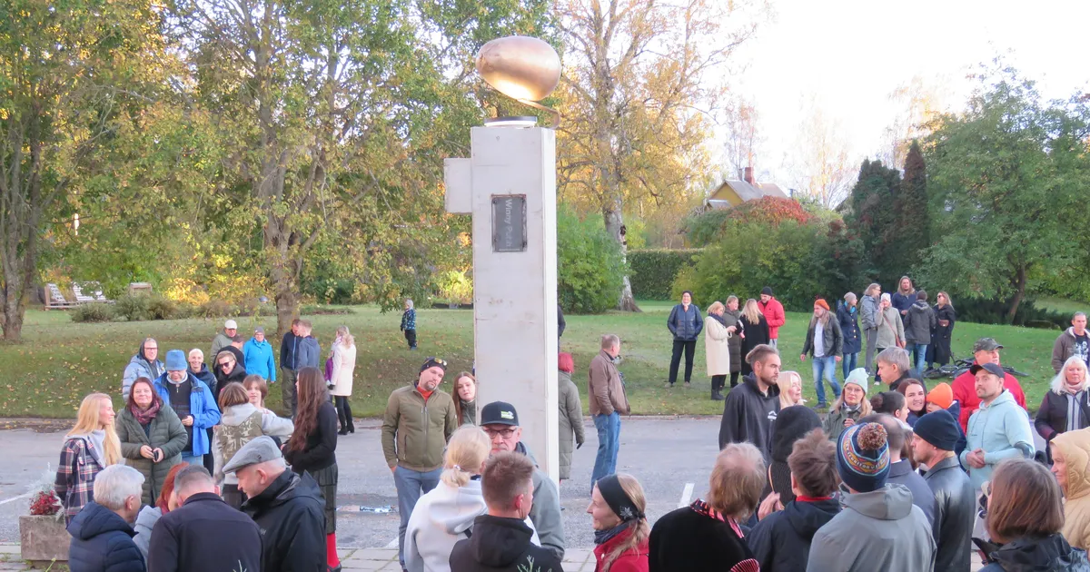 GALERII Kepsakas Winny Puhh avas orkestri saatel sünnipaigas munamendi