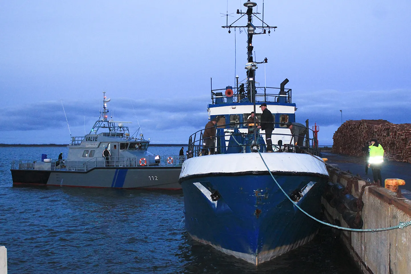 Kalalaev Veeret pukseeriti sadamasse üle kaheksa tunni