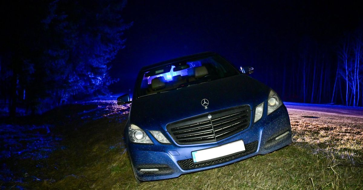 GALERII Raskes joobes juht sõitis Põhja-Sakala vallas kraavi