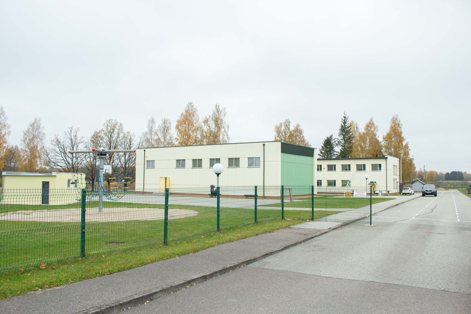 Valga kool evakueeriti õliaurude tõttu