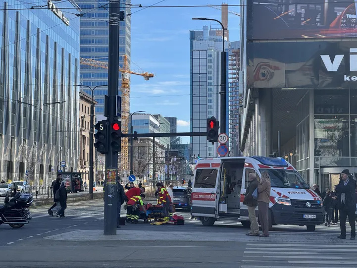 FOTOD Viru väljaku juures sõitis mootorrattur jalakäijale otsa