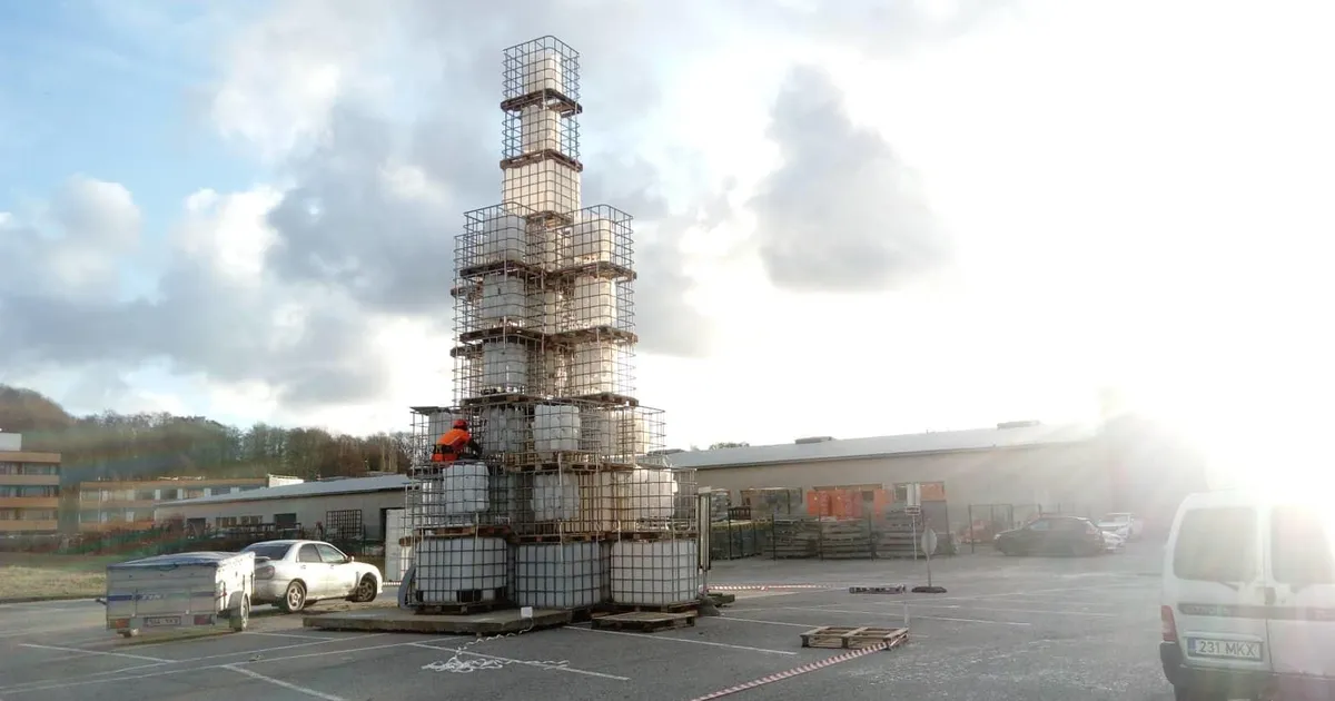 Teet Suure installatsioon süttis täna Viimsis