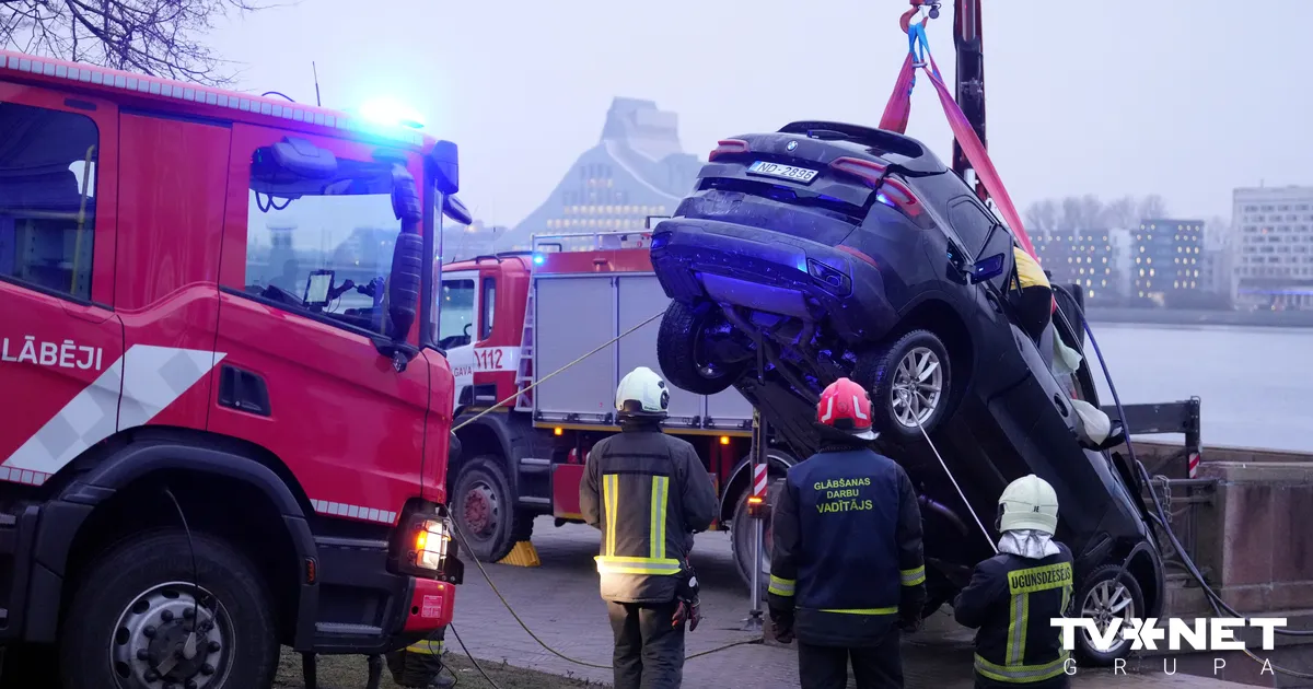 FOTO VUGD glābēji no Daugavas izcēluši nogrimušo auto