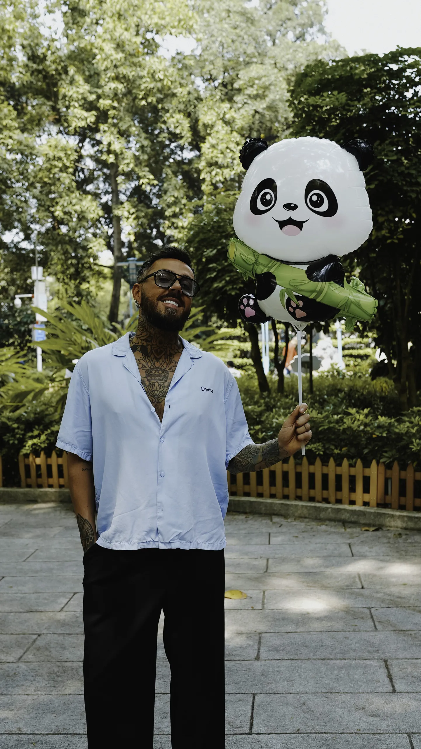 Kašers slēdzis savu cepuru biznesu un mainījis dzīvesvietu