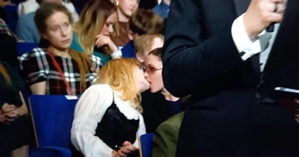 KUUM VIDEO Muusik Valge Tüdruk üllatas EFTA gaalal kirgliku suudlusega